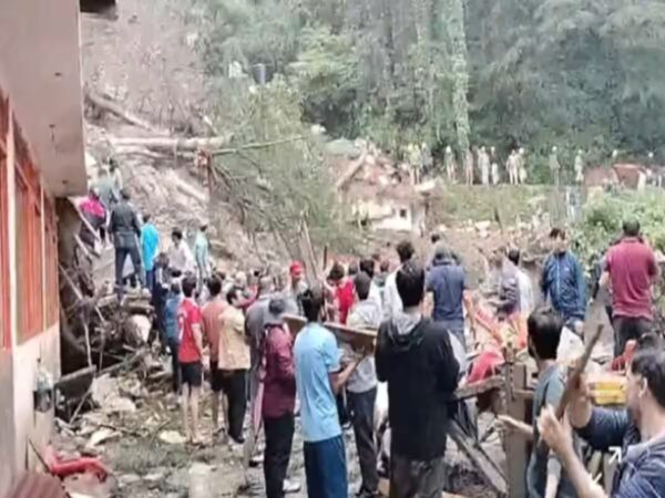 Landslide in Shimla: मंदिर पर गिरा पहाड़, 25-30 लोग दबे, अब तक 9 की